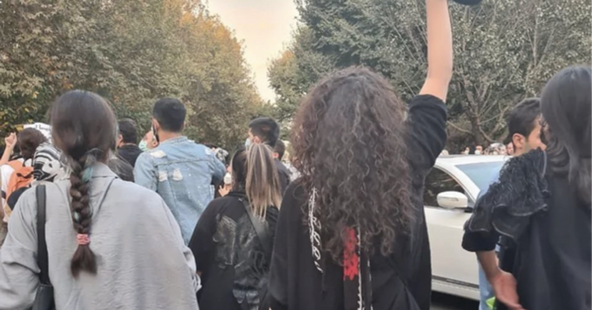 شماری از فعالان حقوق زنان درباره افسارگسیختگی جنسی عمال سرکوب‌ جمهوری