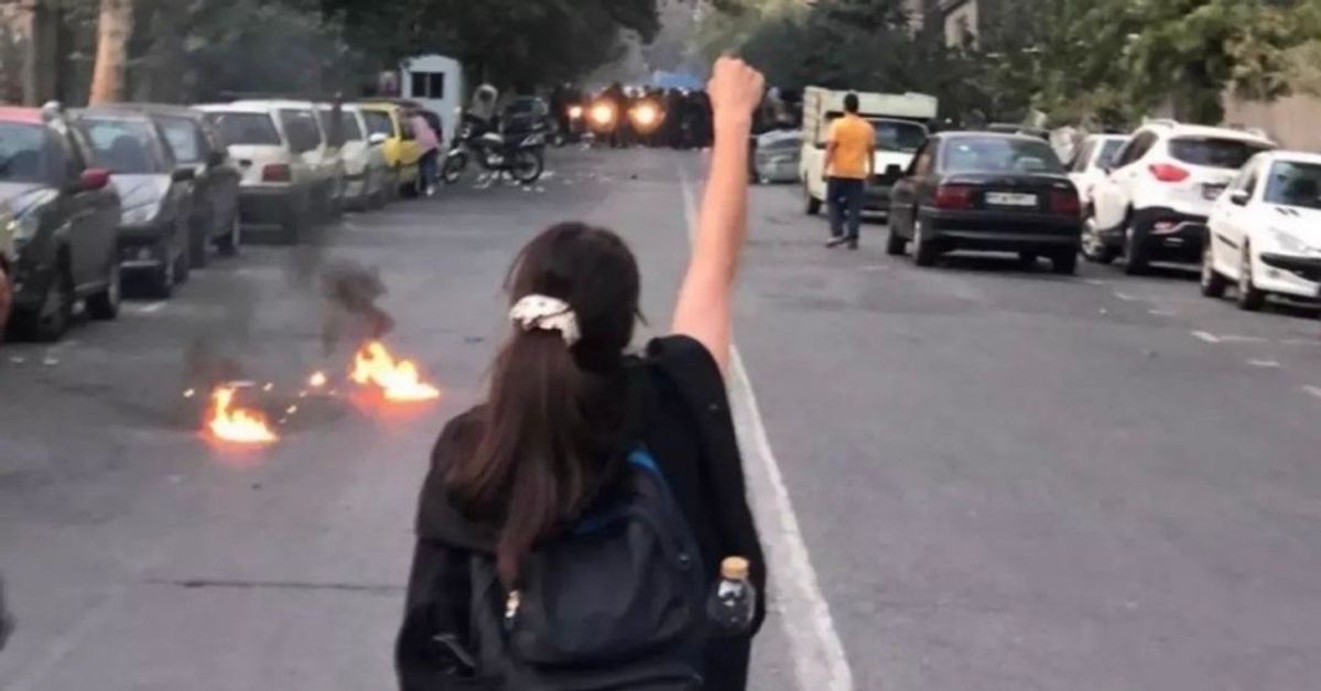 اعتراضات در ایران؛ حضور پررنگ زنان و روسری‌هایی که از سر برمی‌دارند