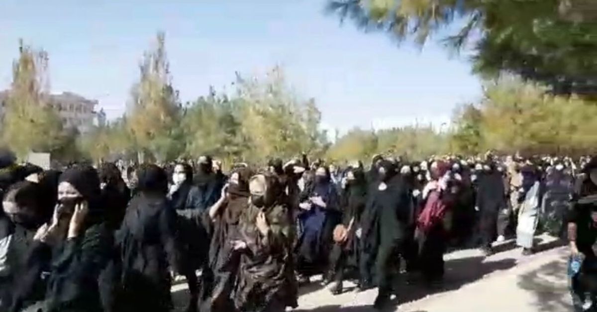 طالبان با شلیکهای هوایی و لتوکوب تظاهرات دانشجویان دانشگاه هرات را