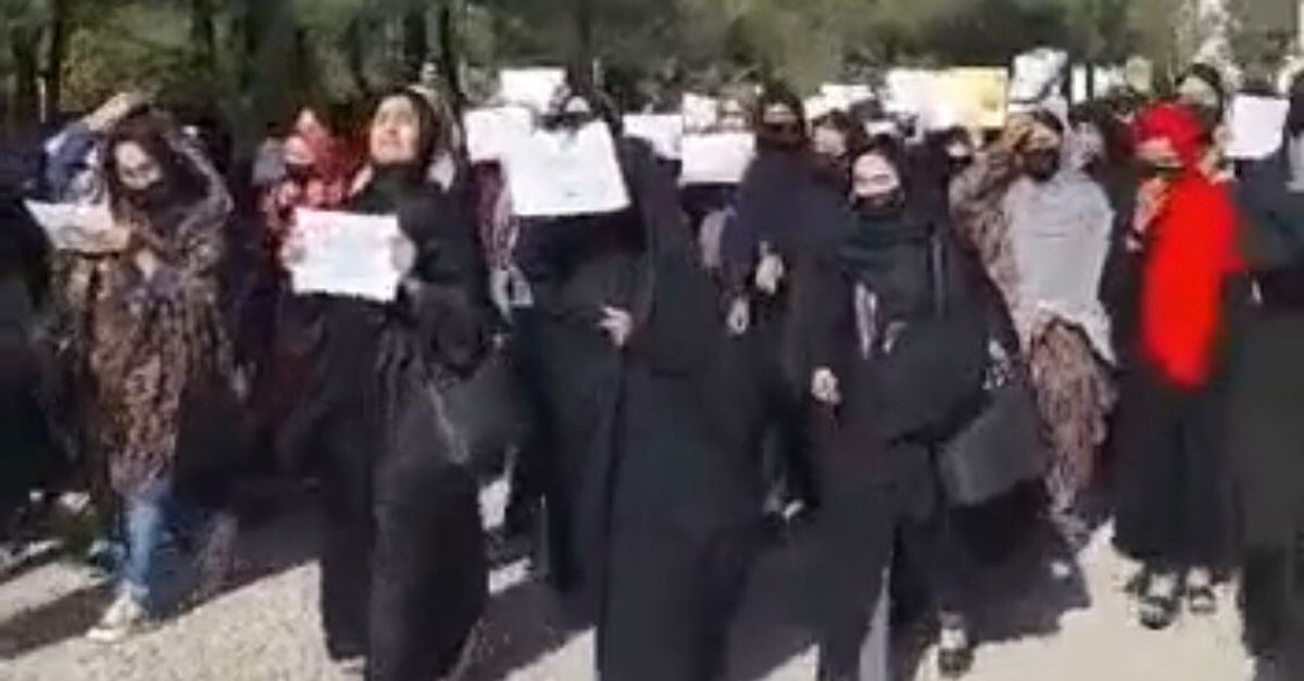 نسل‌کشی را متوقف کنید؛ دانشجویان دختر دانشگاه هرات دست به اعتراض زدند