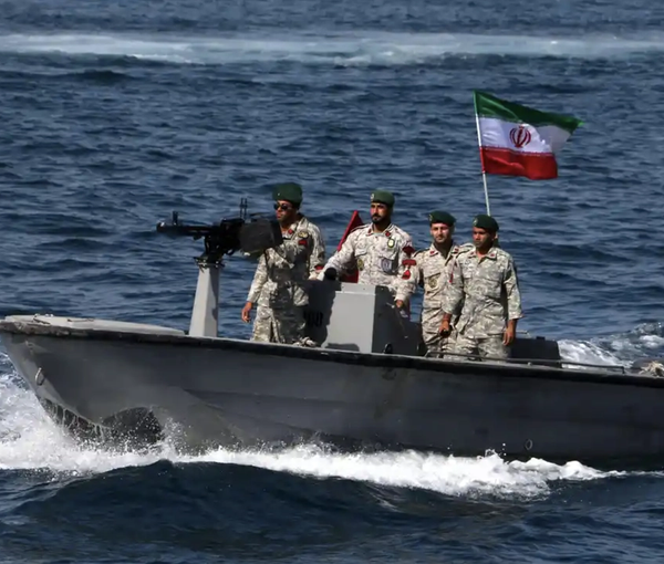 سنتکام قایق سپاه پاسداران در اقدامی خطرناک به کشتیهای جنگی آمریکا