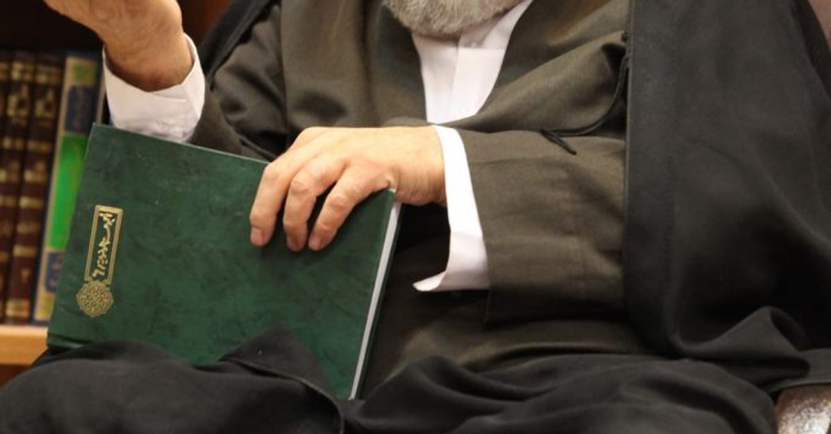 عضو جامعه مدرسین حوزه علمیه قم عمامه‌پرانی کار جدیدی نیست در عراق هم دیده بودم