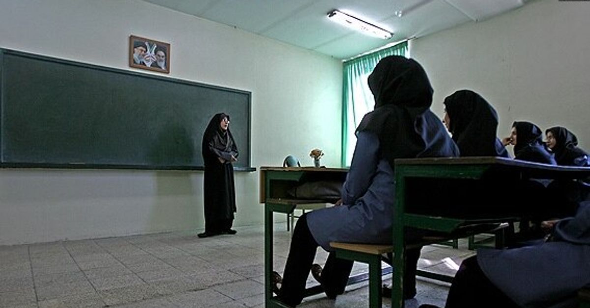 بیانیه دانش‌آموزان دختر پیشرو دوشنبه مقنعه‌هایمان را در مدارس در می‌آوریم